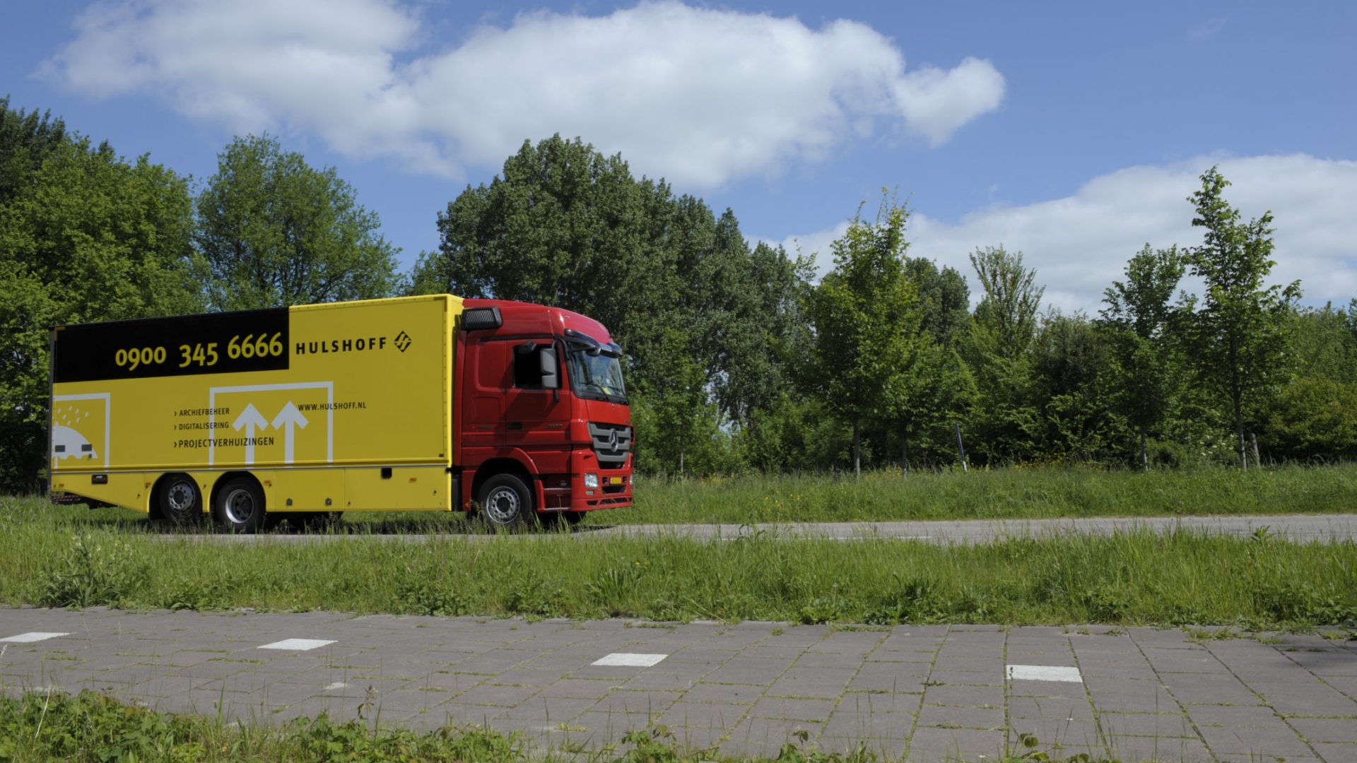 Over Hulshoff: Stadsdistributie, Projectenverhuizingen, Circulair Meubilair